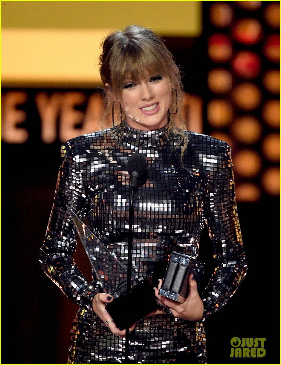 Taylor Swift Hints at New Music During AMAs Speech! (Video) | Photo ...