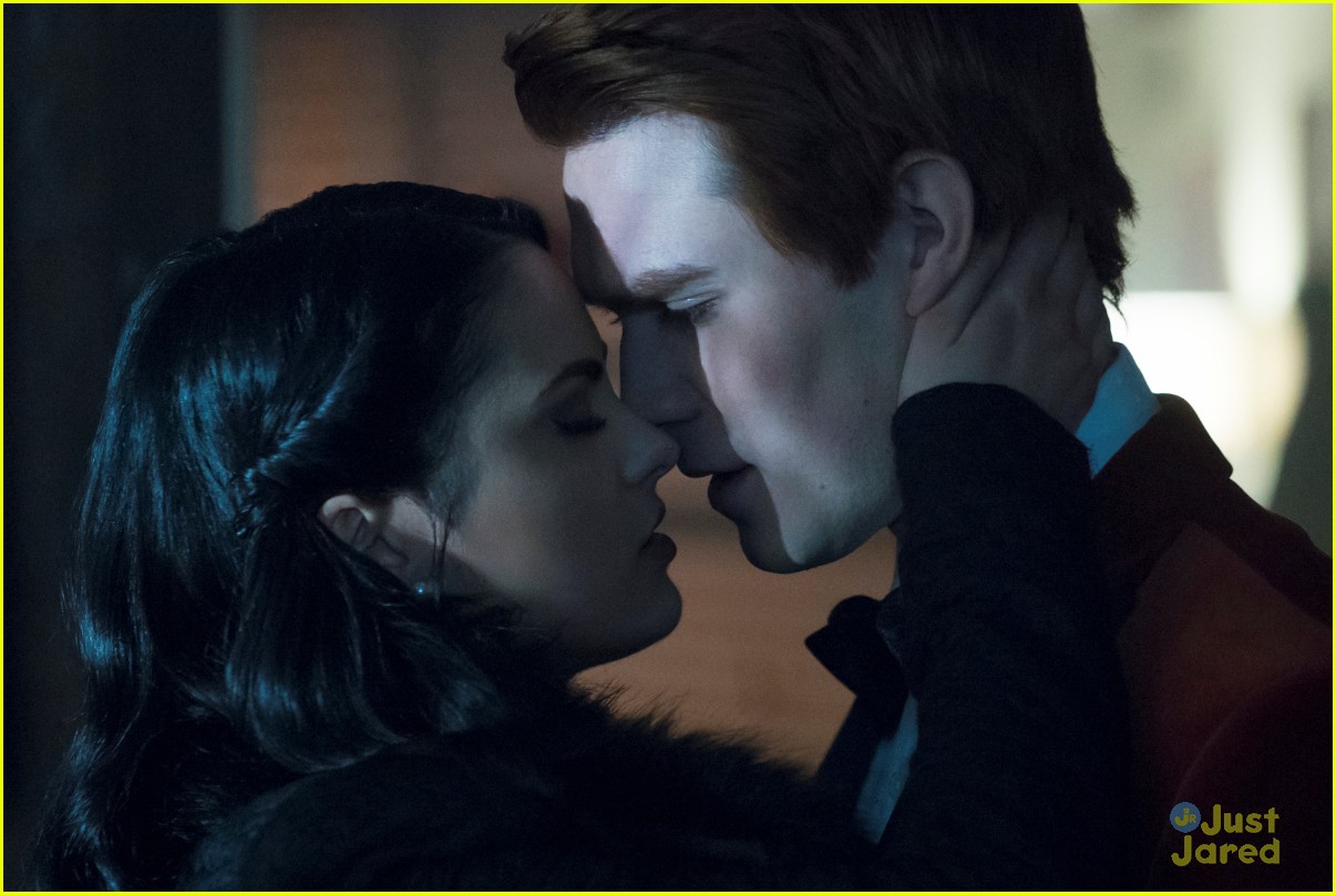 'Riverdale' Showrunner Teases Veronica & Archie Are Still Crazy About ...