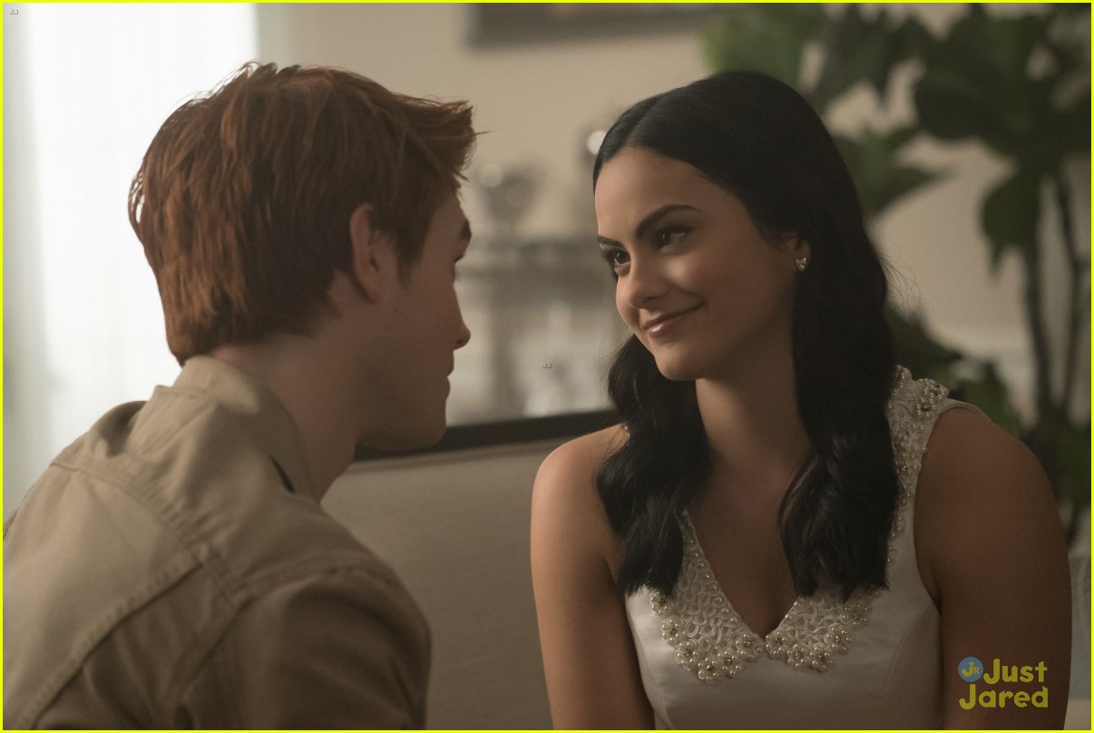 'Riverdale' Showrunner Teases Veronica & Archie Are Still Crazy About ...