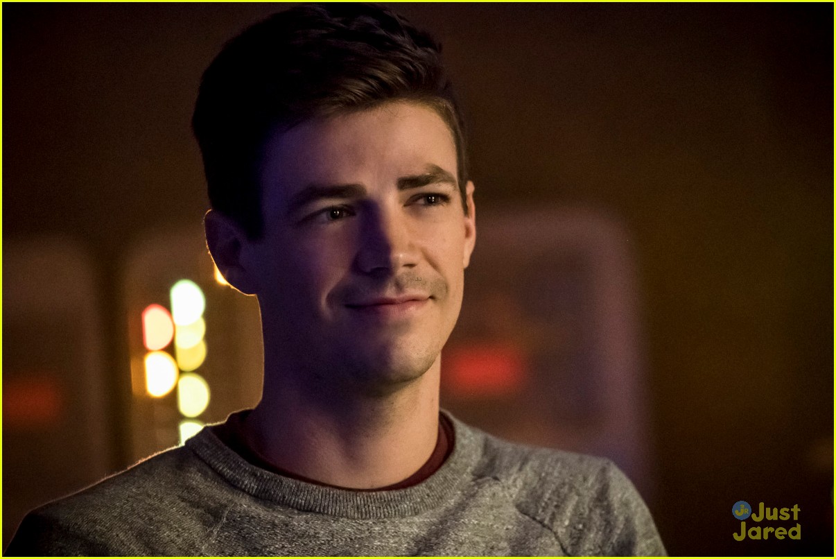 Full Sized Photo of caitlin finds dad the flash tonight 03 | Caitlin ...