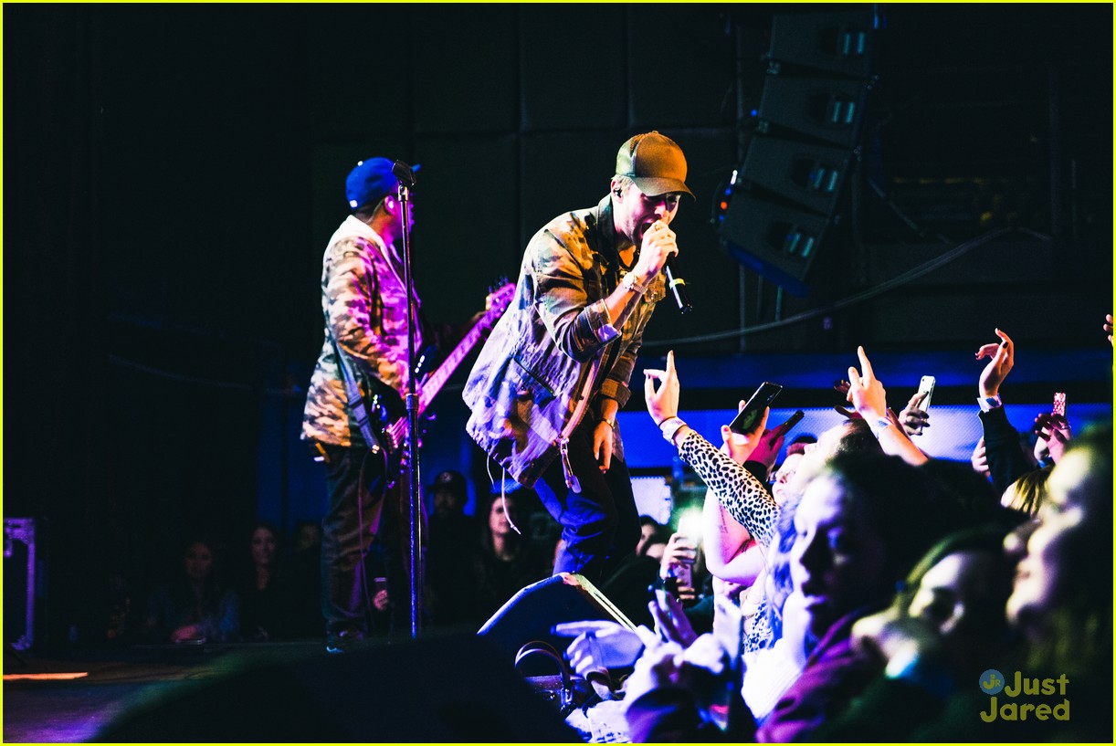 Jake Miller Rings In Holiday With Tree Lighting Performance | Photo ...