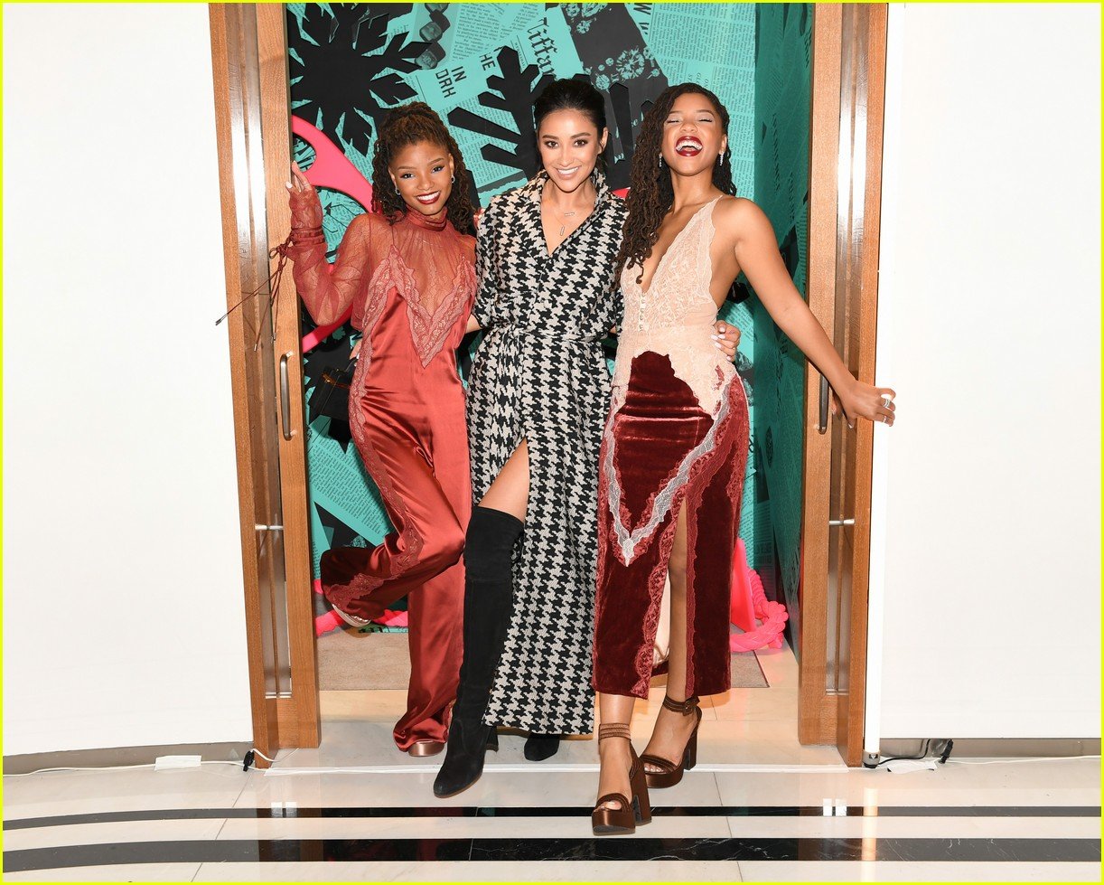 Rowan Blanchard, Shay Mitchell, & Chloe X Halle Exchange Secret Santa ...