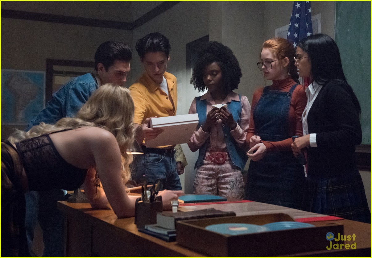 Full Sized Photo of riverdale flashback episode details stills 01 | 'Riverdale' Goes Back To The ...