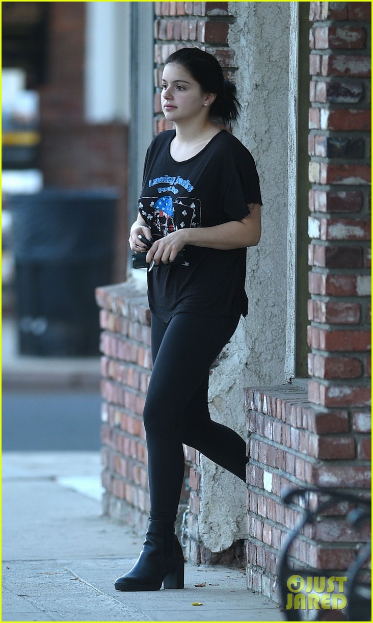 Ariel Winter Flashes Her Midriff in a Crop Top While Out With Levi ...