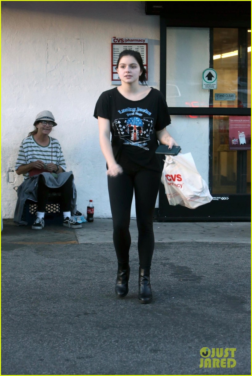 Ariel Winter Flashes Her Midriff in a Crop Top While Out With Levi ...