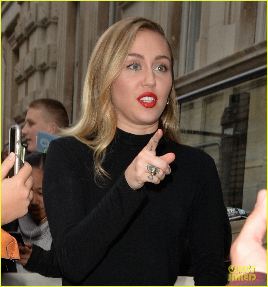 Miley Cyrus Looks Effortlessly Elegant While Stepping Out in London ...