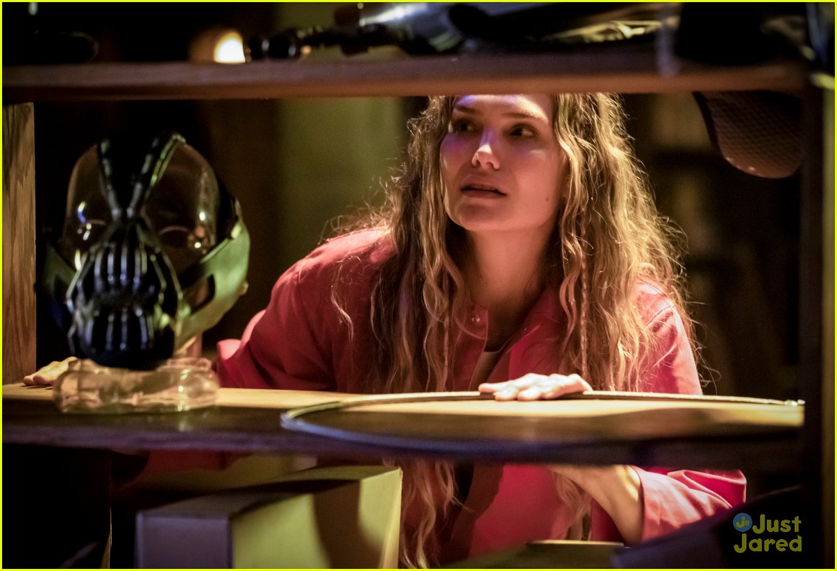 Barry & Oliver Run Into Batwoman in Gotham City in 'Elseworlds' Part 2 ...