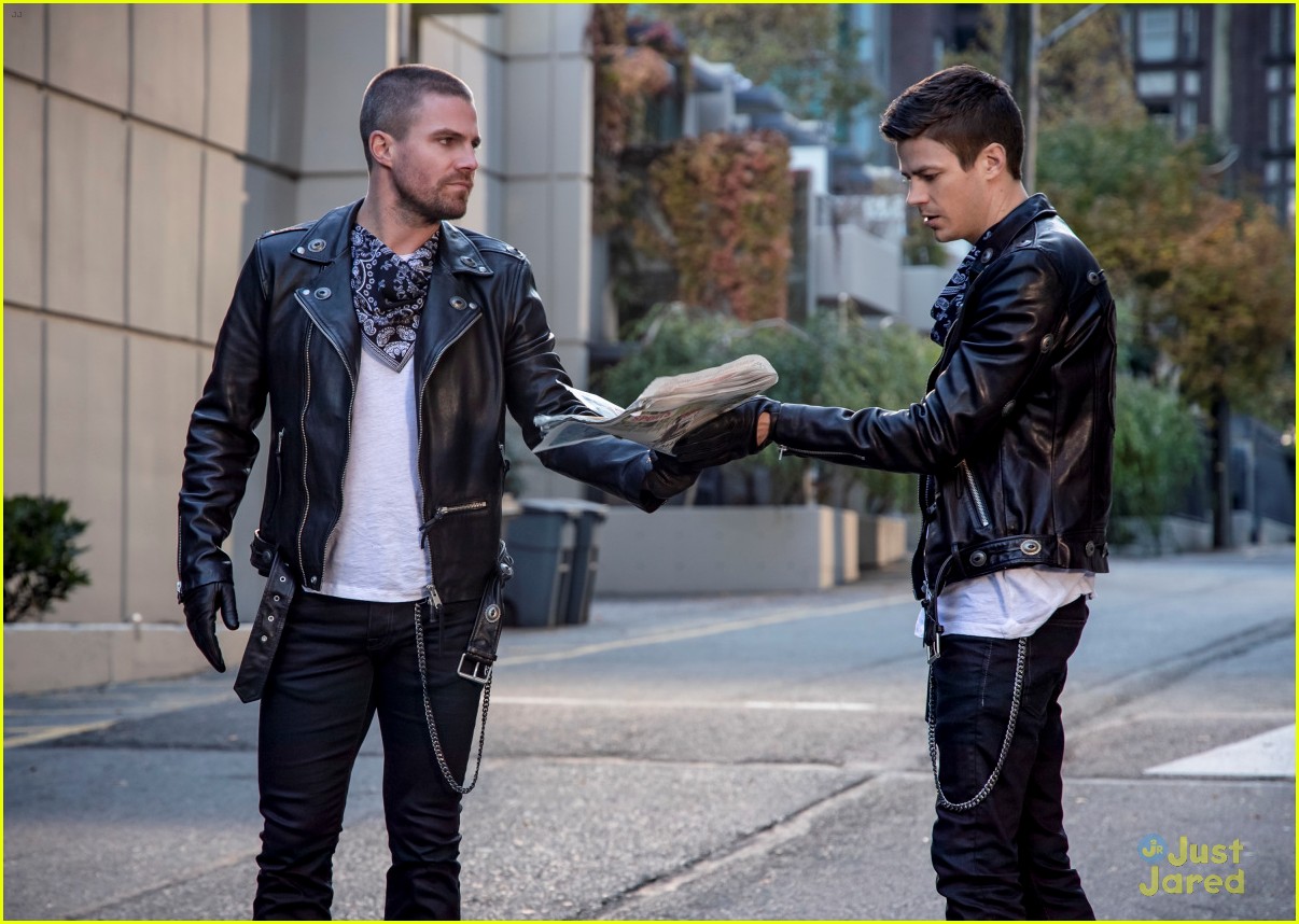 Barry & Oliver Run Into Batwoman in Gotham City in 'Elseworlds' Part 2 ...