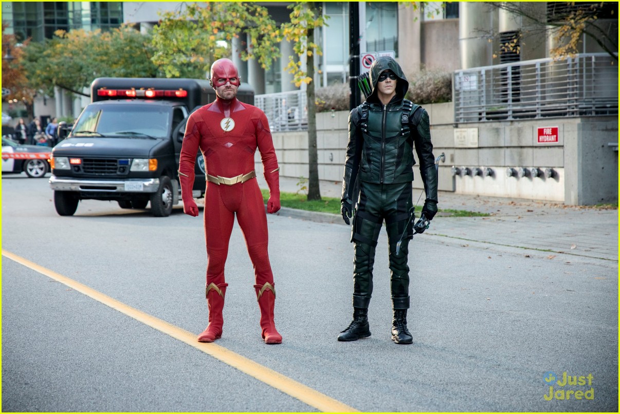 Barry & Oliver Run Into Batwoman in Gotham City in 'Elseworlds' Part 2 ...