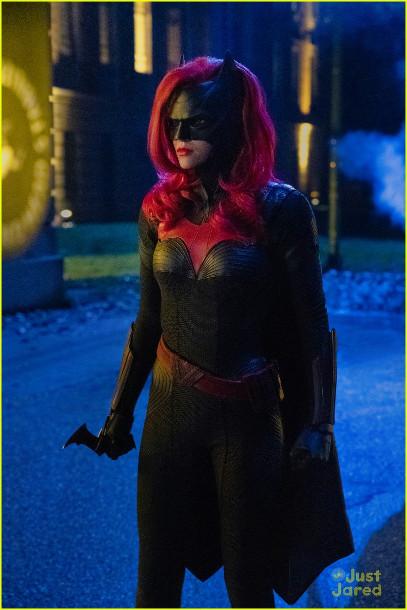 Barry & Oliver Run Into Batwoman in Gotham City in 'Elseworlds' Part 2 ...