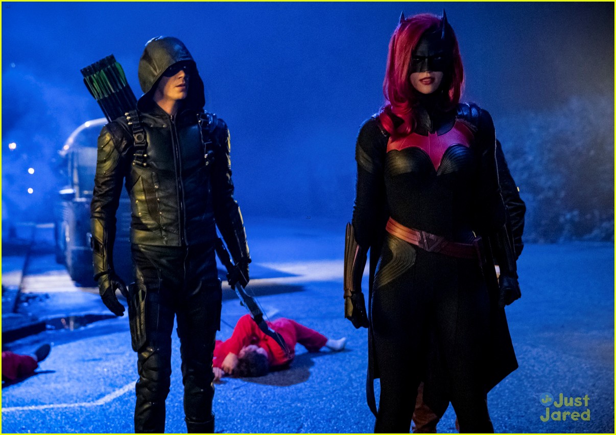 Barry & Oliver Run Into Batwoman in Gotham City in 'Elseworlds' Part 2 ...