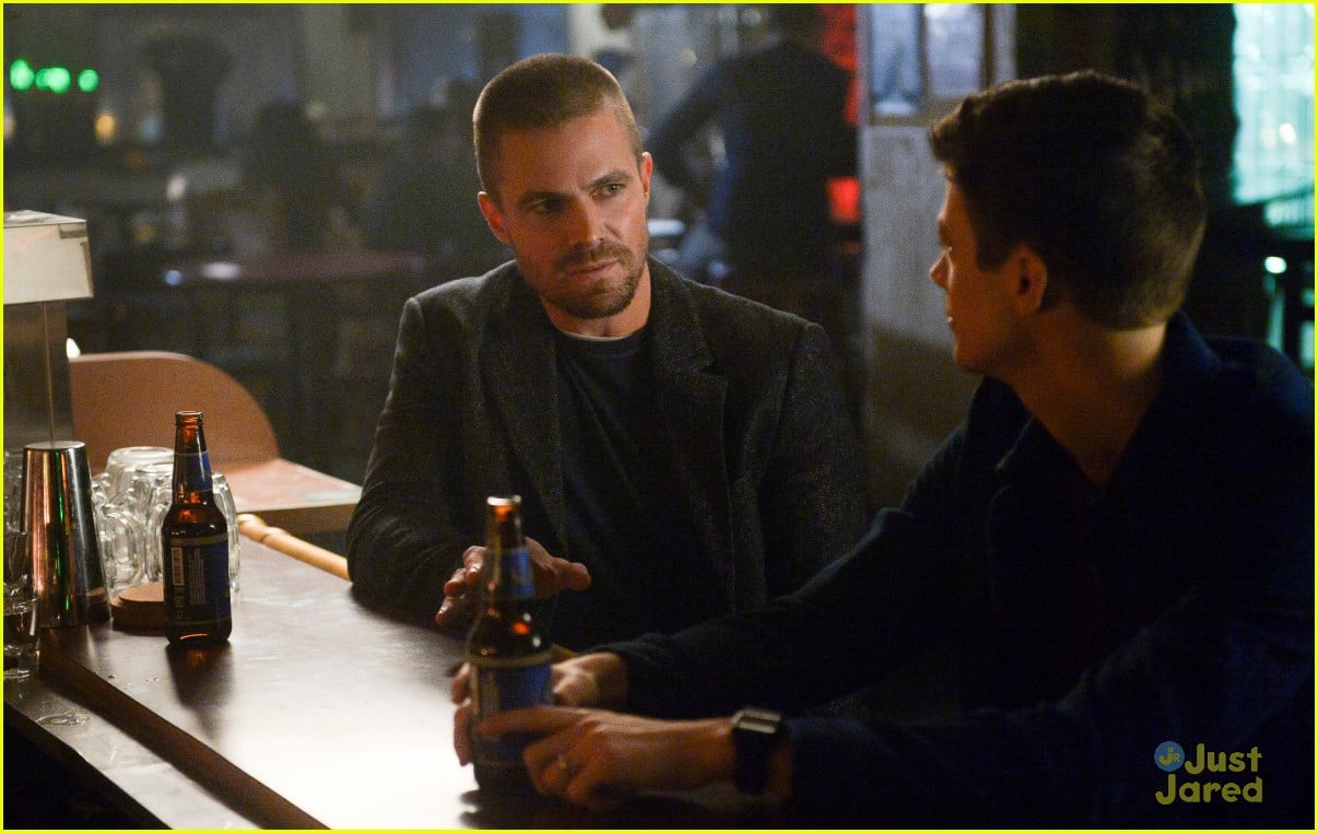 Arrowverse's 'Elseworlds' Crossover Ends Tonight - Get a Sneak Peek ...