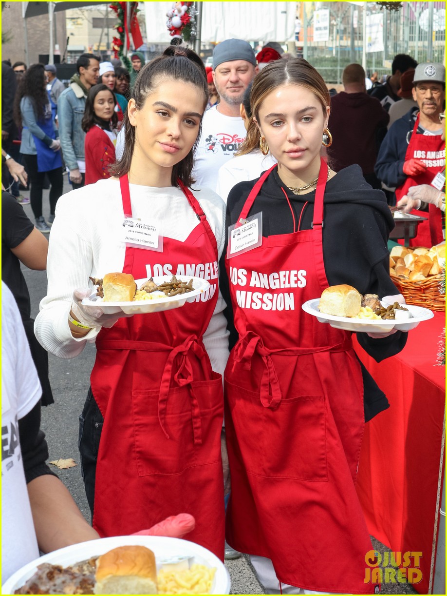 Amelia & Delilah Hamlin Volunteer to Dish Out Holiday Meals! | Photo ...