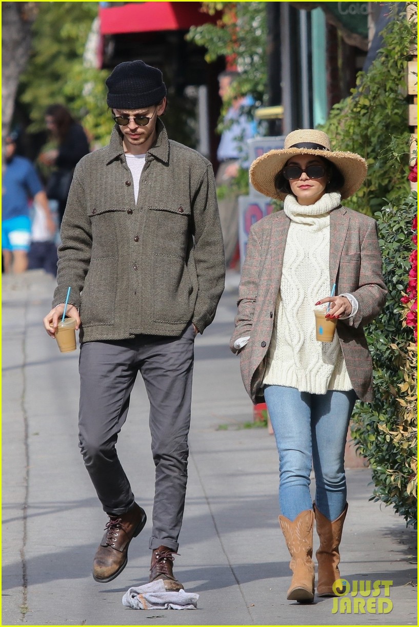 Vanessa Hudgens & Austin Butler Couple Up For Lunch in Los Feliz ...