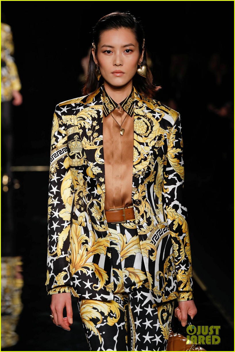 Hailey Bieber & Gigi Hadid Look Fierce on the Versace Runway in New ...