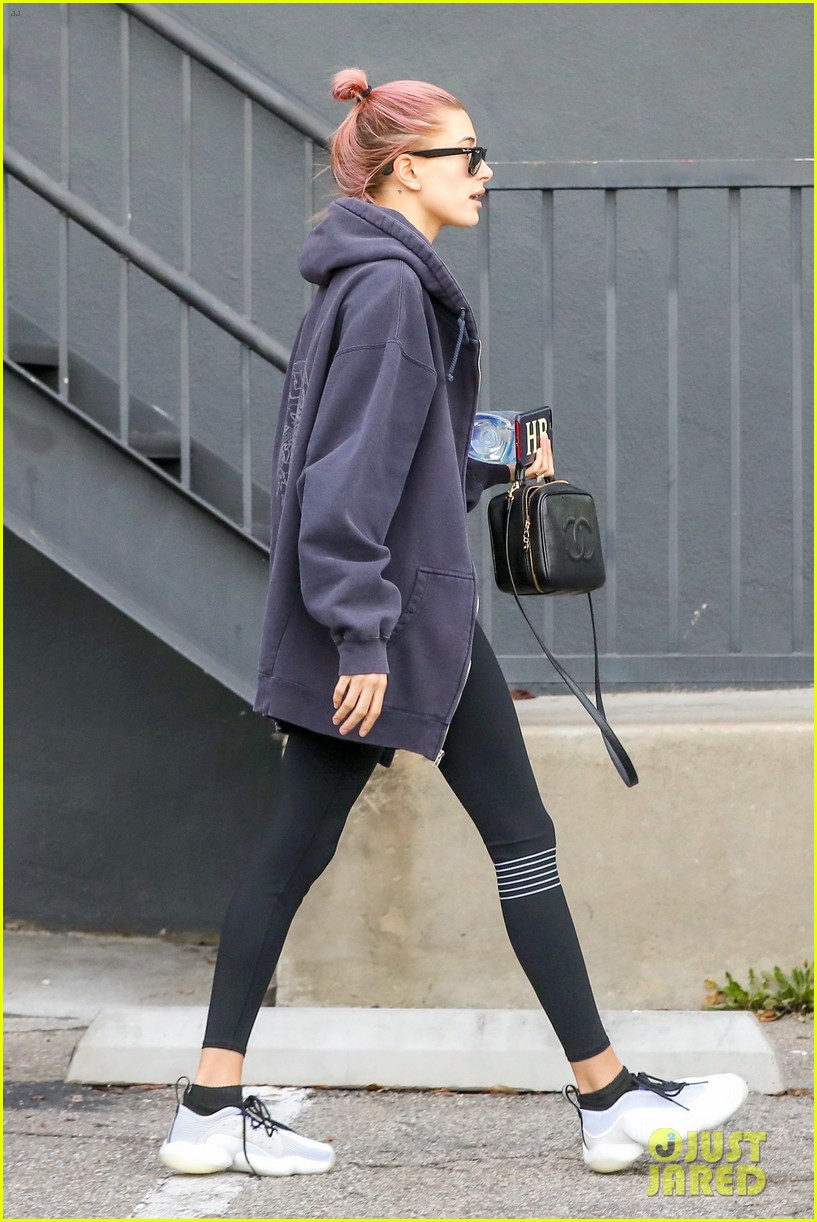 Hailey Bieber Kicks Off Her Weekend With a Workout | Photo 1211013 ...