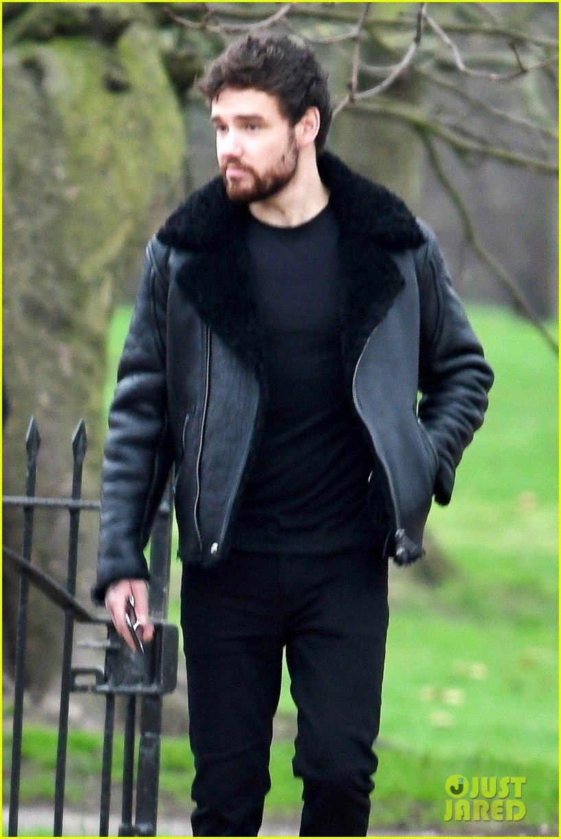 Liam Payne Heads Out on a Walk With His Dad in London | Photo 1211148 ...