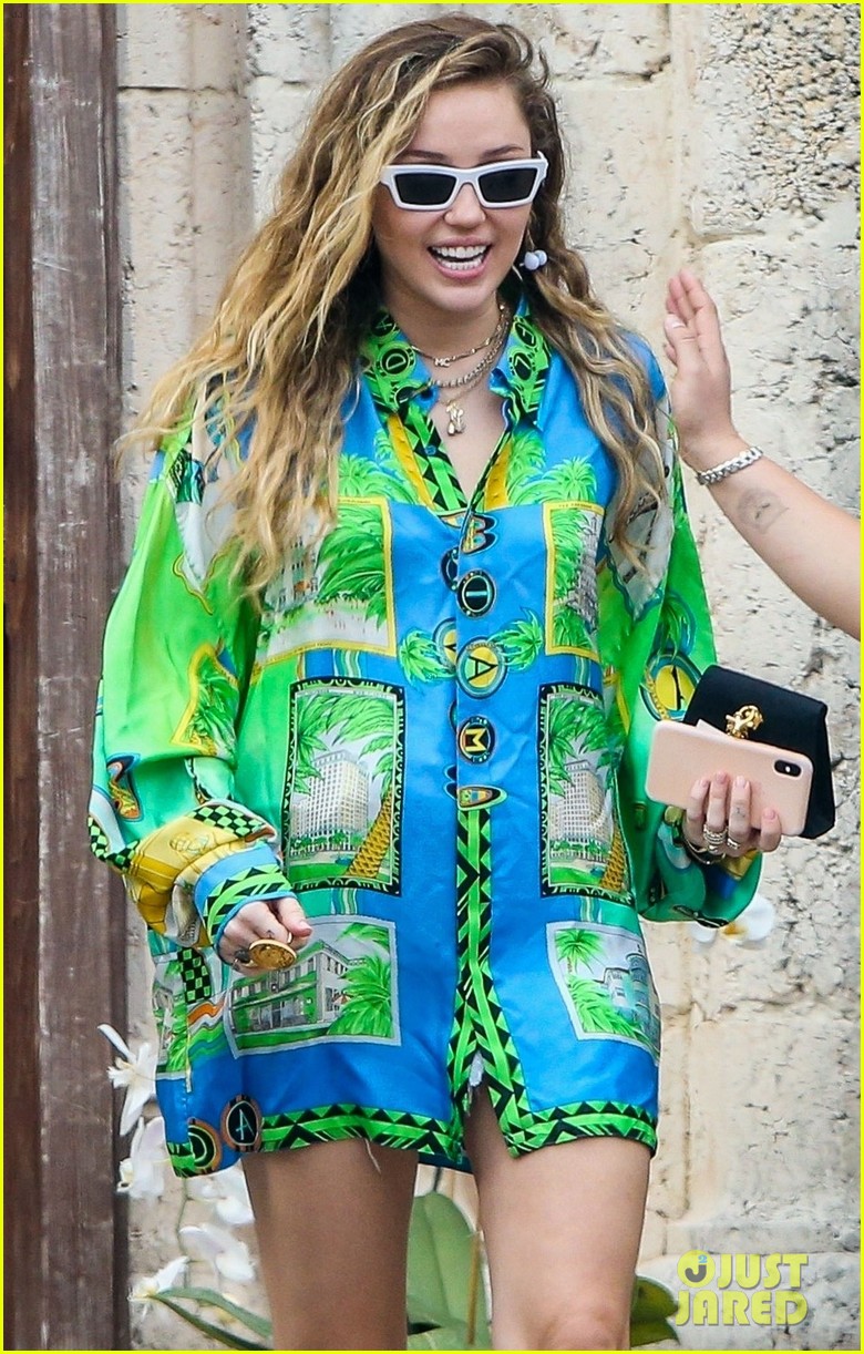 Miley Cyrus Makes Quick Stop in Miami! | Photo 1209526 - Photo Gallery ...
