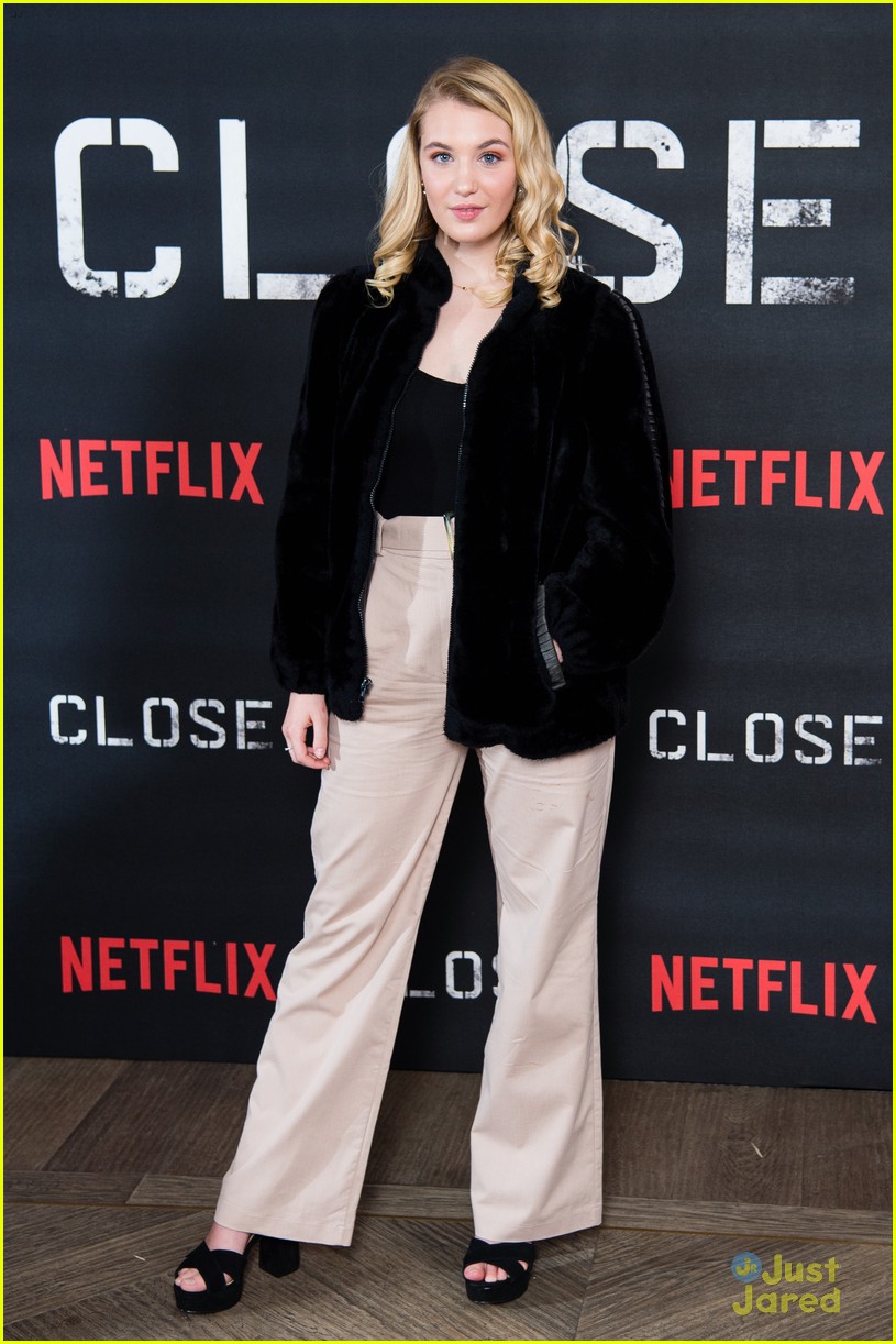 Full Sized Photo of sophie nelisse close netflix screening 03 | Sophie ... Full Sized Photo of sophie nelisse close netflix screening 03 | Sophie ...