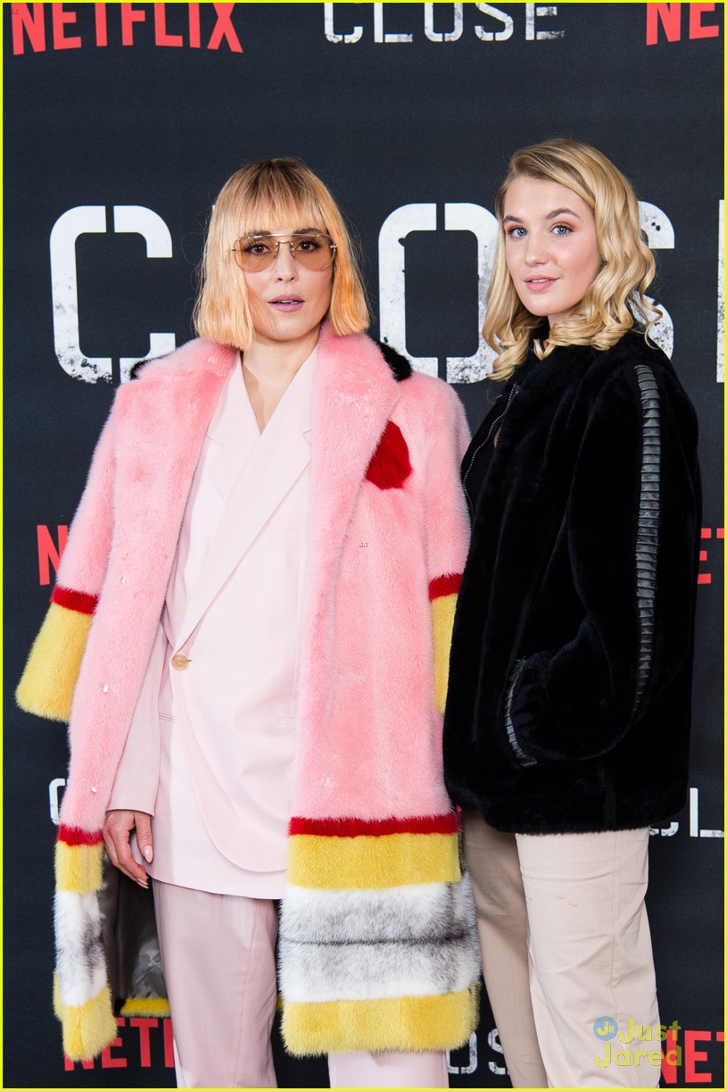Full Sized Photo of sophie nelisse close netflix screening 06 | Sophie ... Full Sized Photo of sophie nelisse close netflix screening 06 | Sophie ...