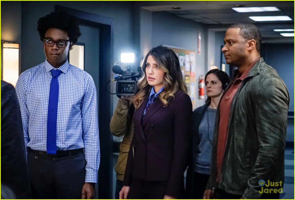 'Arrow's 150th Episode Features a Vigilante Documentary - Watch a Sneak ...