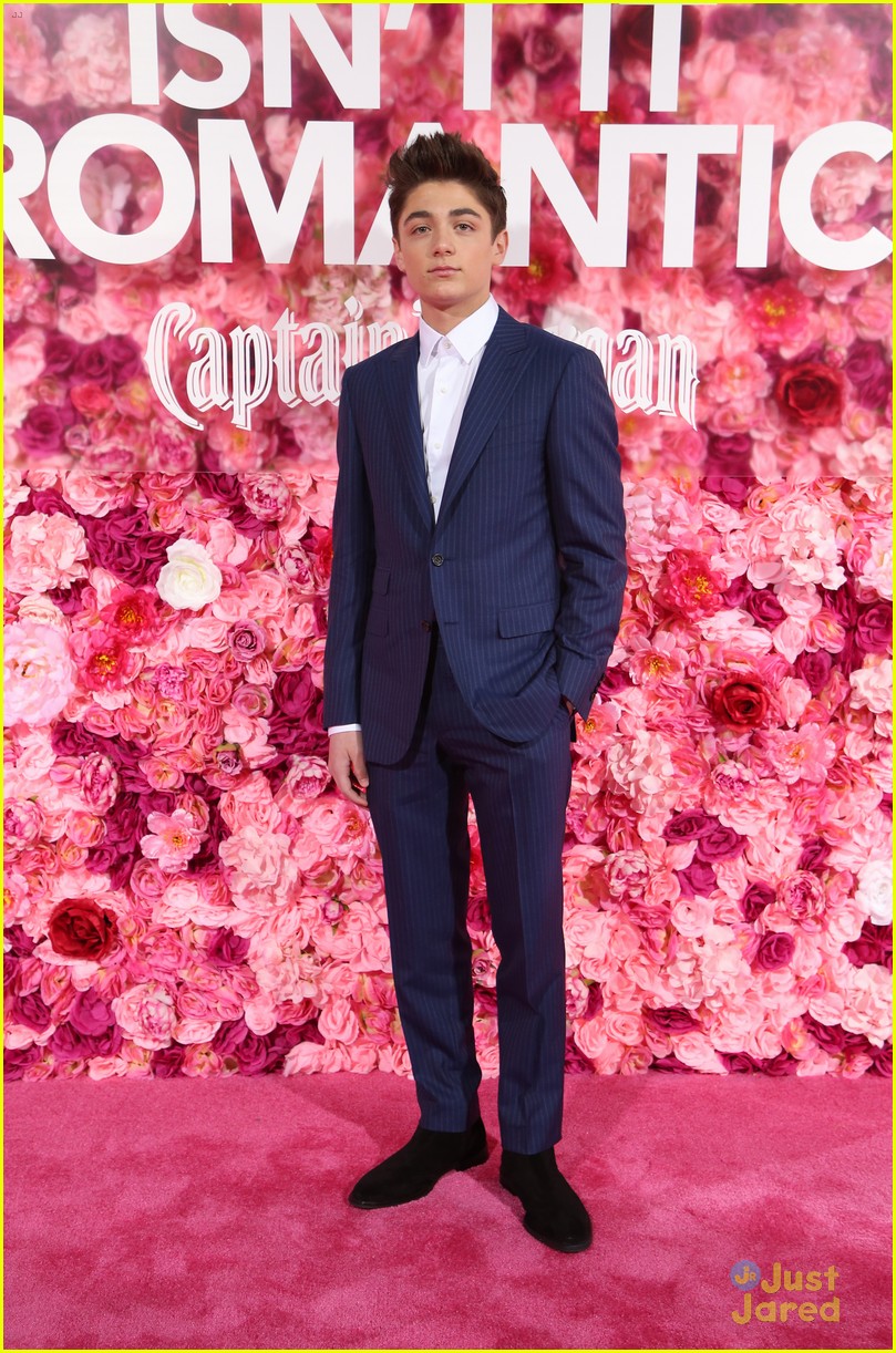 Asher Angel Shares New Look at Upcoming Movie 'Shazam!' | Photo 1215952 ...