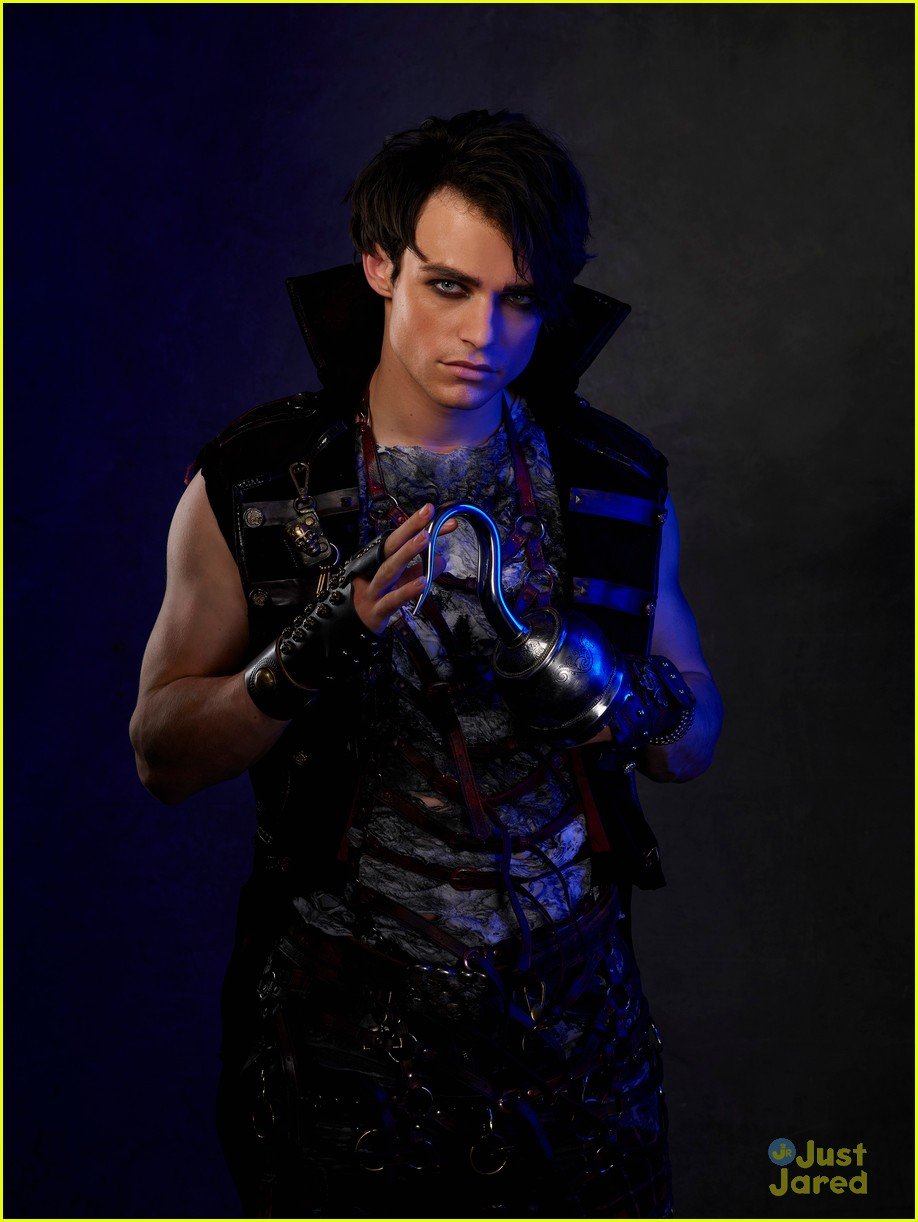 Disney Drops New 'Descendants 3' Promo Pics With Dove Cameron, Sofia ...