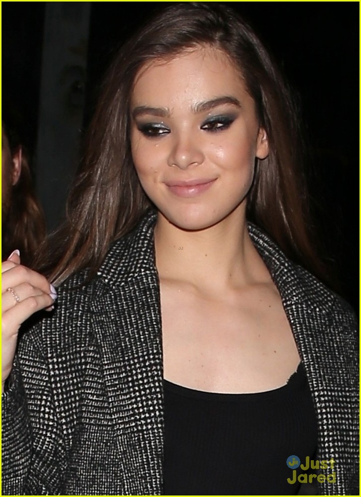 Hailee Steinfeld Steps Out To Dinner Following Her Kids' Choice ...