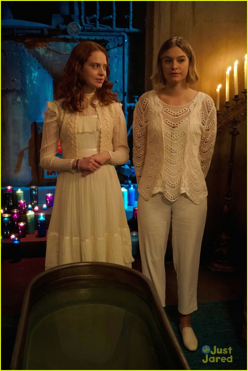 Archie & Josie Get Flirty With Each Other in Sneak Peek From Tonight's ...