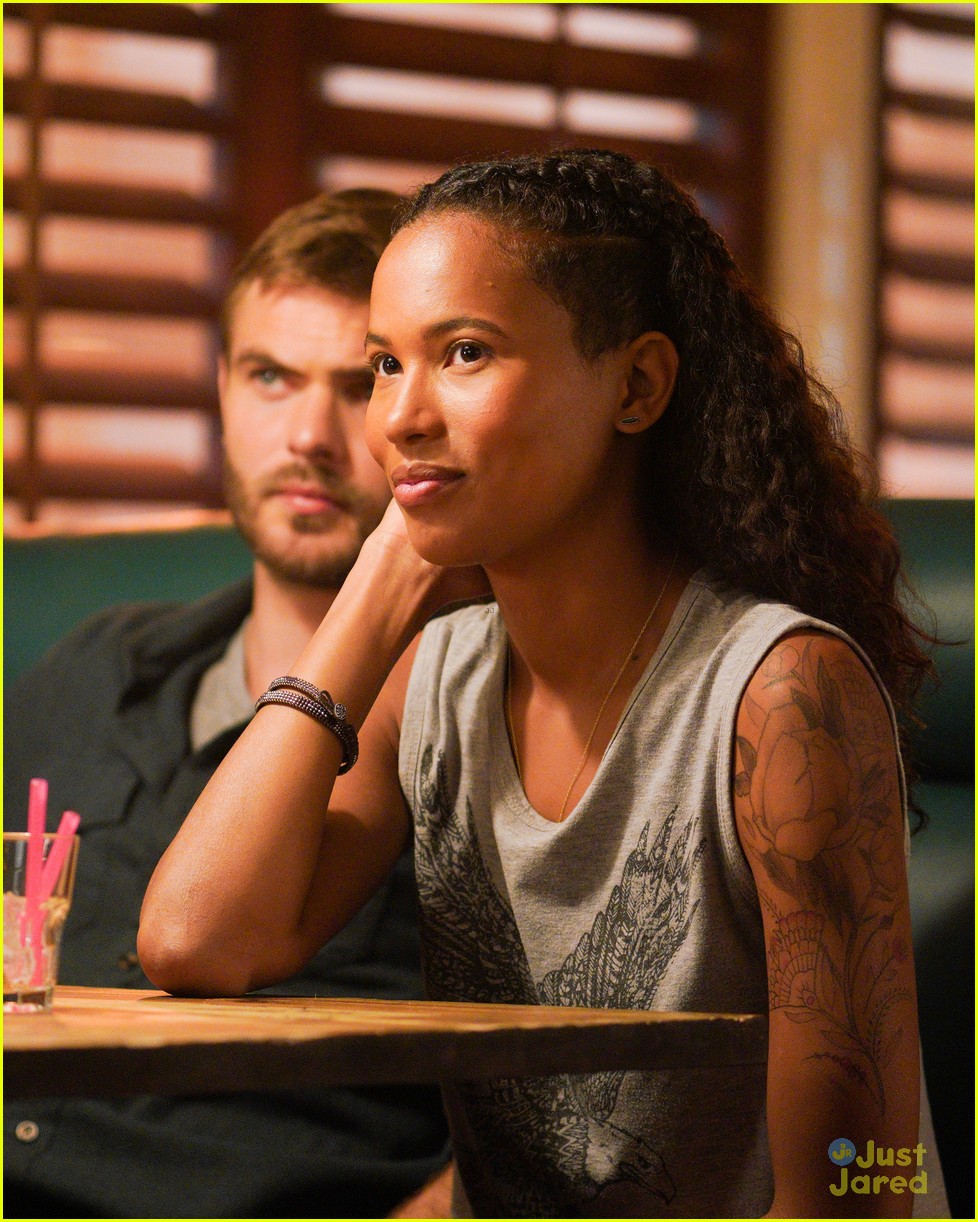 Ben & Maddie Teach The Mermaids How To Dance on 'Siren' | Photo 1216749 ...