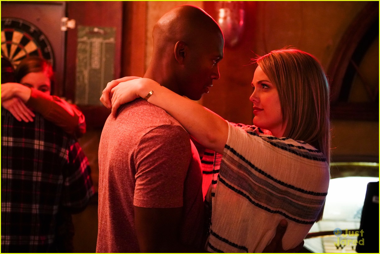 Ben & Maddie Teach The Mermaids How To Dance on 'Siren' | Photo 1216764 ...