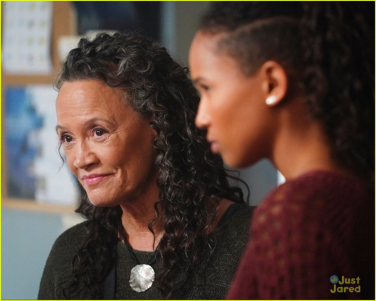 Ryn Tries To Maintain Her Leadership Among The Mermaids on 'Siren ...