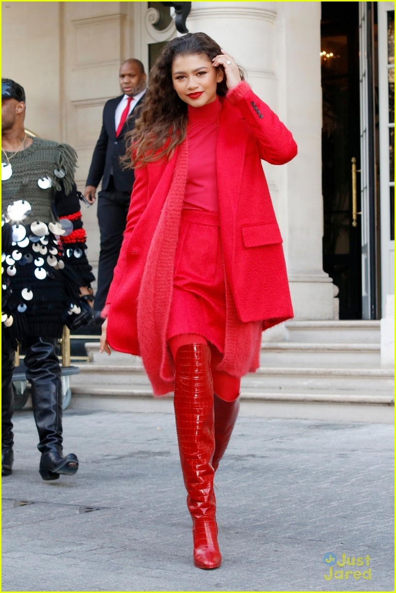 Zendaya Has A Cool Ritual She Does To Relax | Photo 1219435 - Photo ...