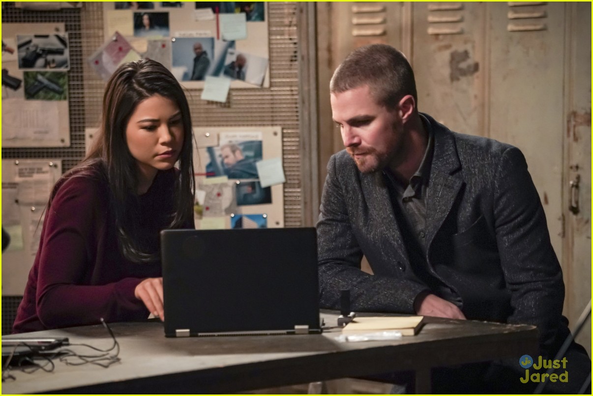 Oliver Bonds With New Half-Sister Emiko on 'Arrow' Tonight | Photo ...