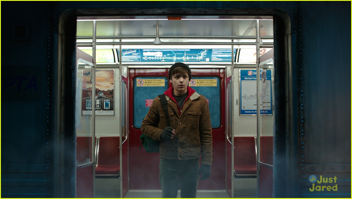 Asher Angel Talks Playing Smart And Savvy Billy Batson In Shazam Photo 1224367 Photo