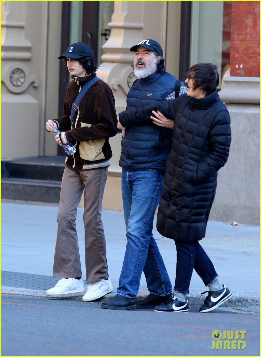 Finn Wolfhard Hangs With His Family in NYC! | Photo 1224116 - Photo ...