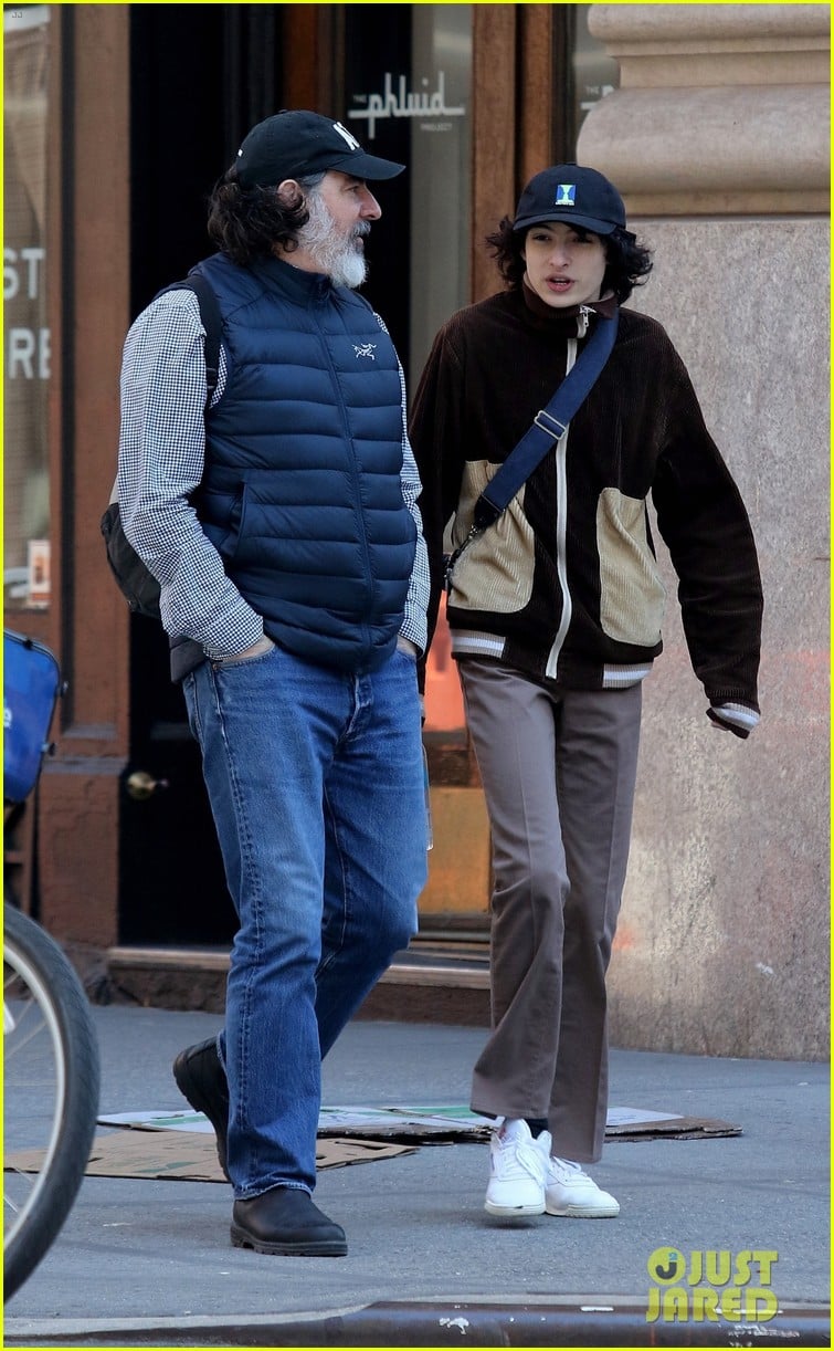 Finn Wolfhard Hangs With His Family in NYC! | Photo 1224118 - Photo ...