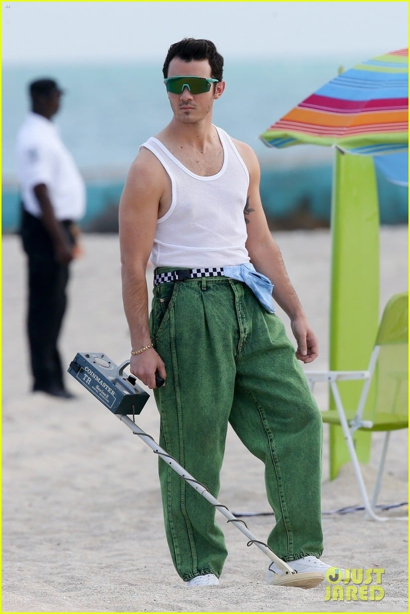 Nick & Kevin Jonas Film Their Music Video at the Beach! | Photo 1224692 ...