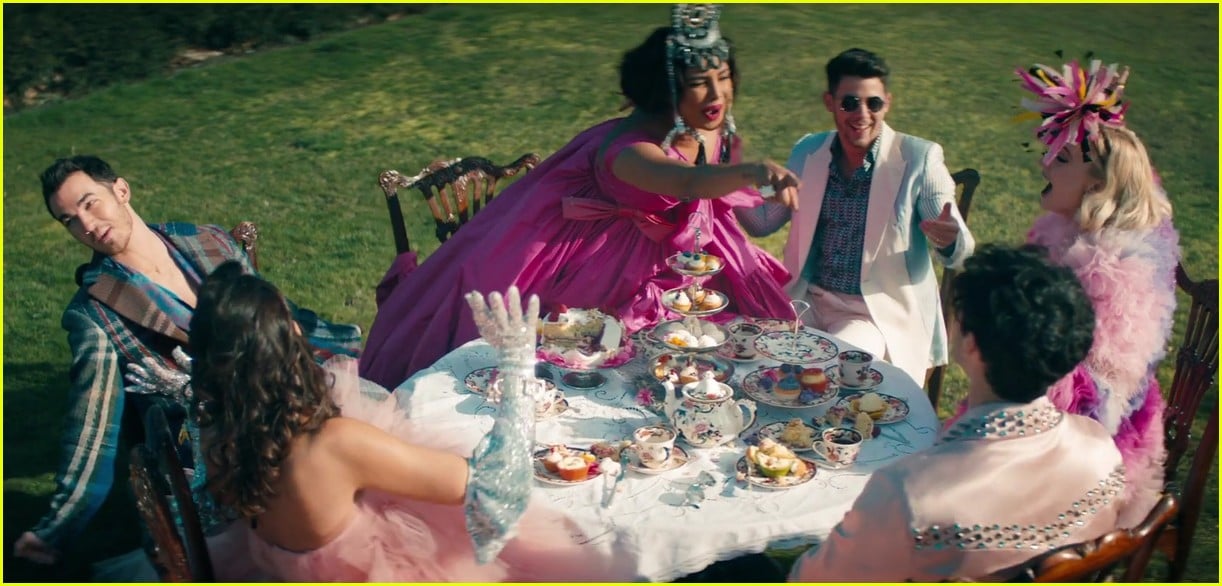 Jonas Brothers Drop 'Sucker' Video with Very Special Guests! | Photo ...