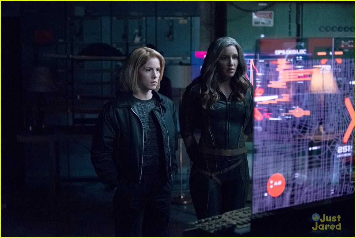 Caity Lotz Brings Sara Lance Back To Star City on 'Arrow' | Photo ...