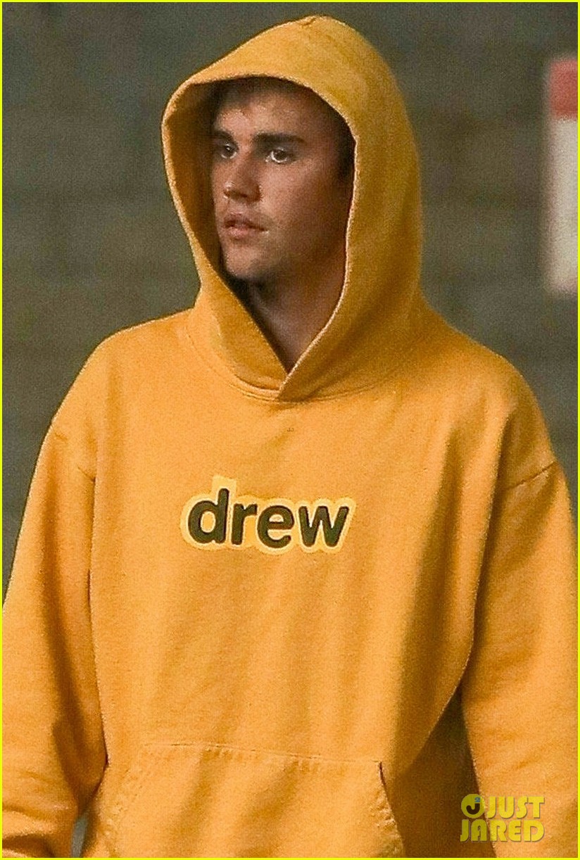 Justin Bieber Runs Errands Around Beverly Hills | Photo 1227324 - Photo ...