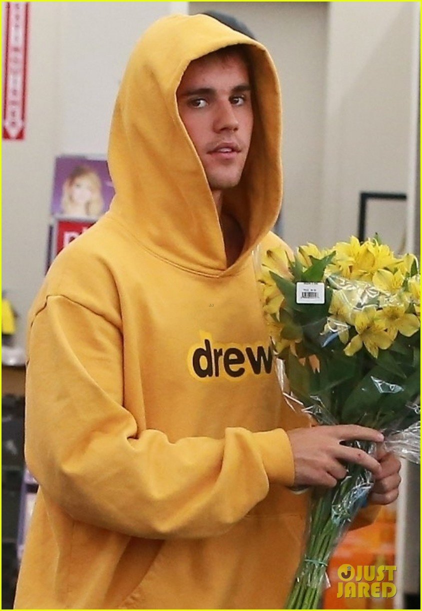 Full Sized Photo of justin bieber picks up flowers for wife hailey in ...