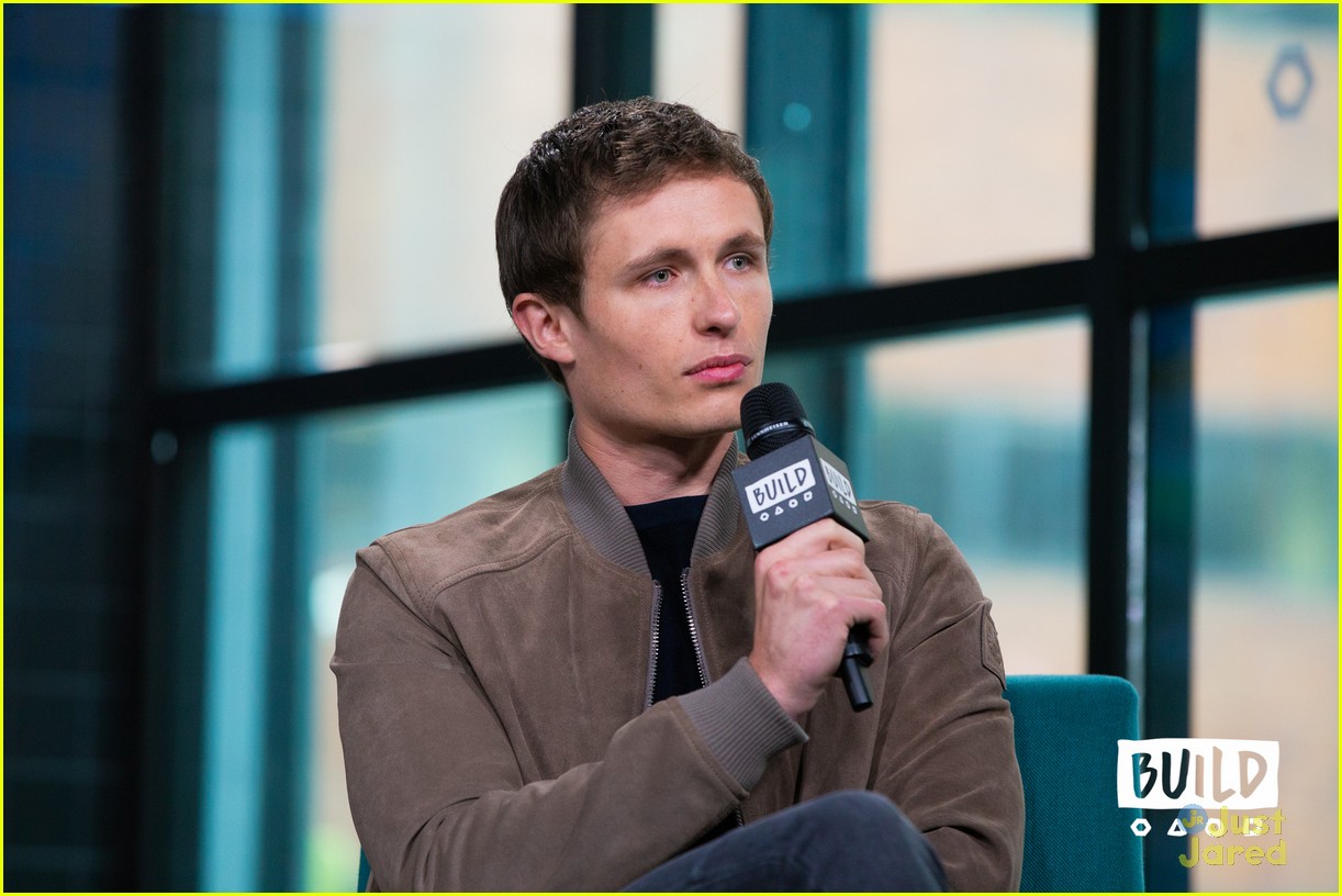 Graeme Thomas King Was Riding On The Top of a Bus When He Decided To ...