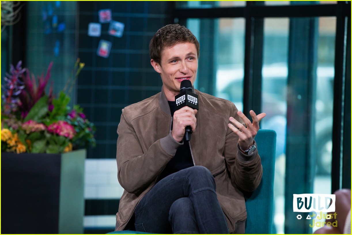 Graeme Thomas King Was Riding On The Top of a Bus When He Decided To ...