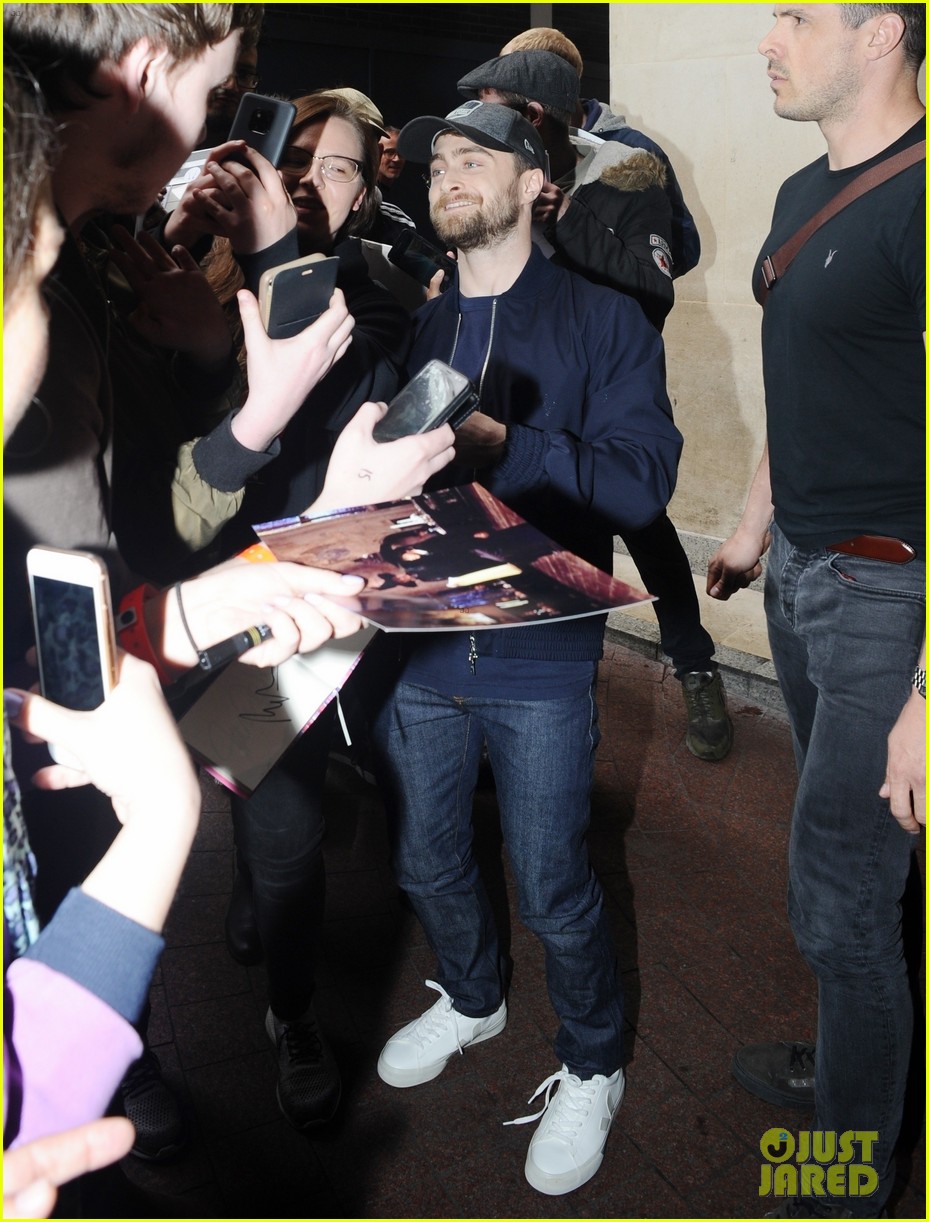 Daniel Radcliffe is Greeted by Fans Outside His Hotel | Photo 1230329 ...