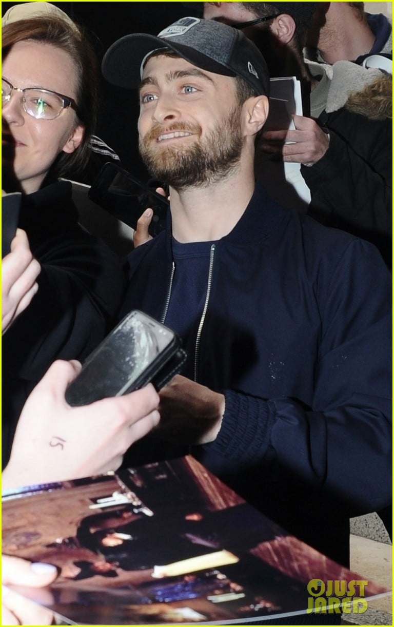 Daniel Radcliffe is Greeted by Fans Outside His Hotel | Photo 1230330 ...