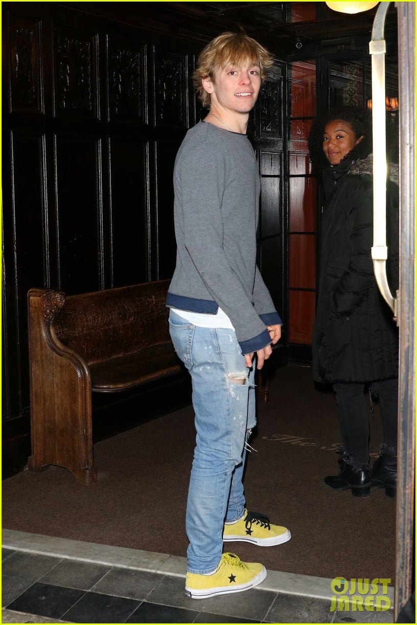 'Sabrina' Stars Have Cute Run-In Moment in NYC! | Photo 1226222 - Photo ...