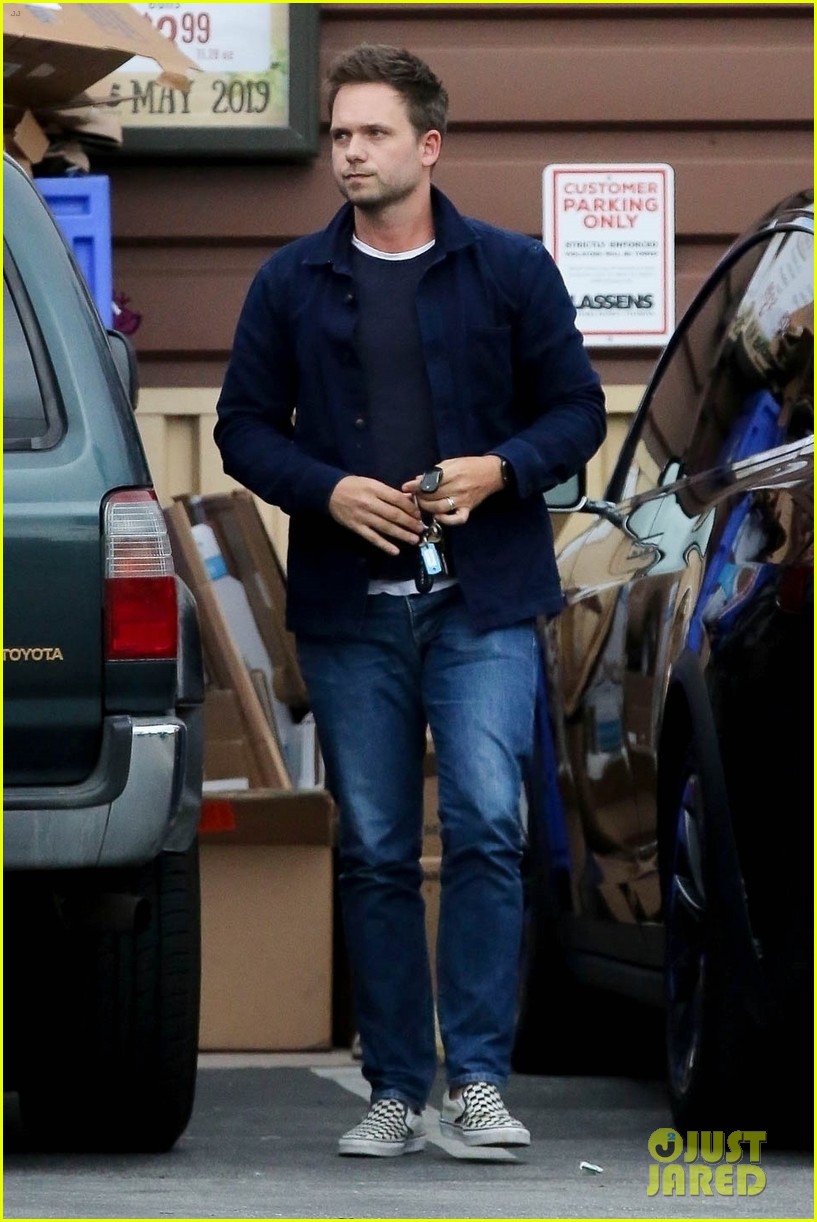 Patrick J. Adams Gets Ready for Memorial Day With Supermarket Stop ...