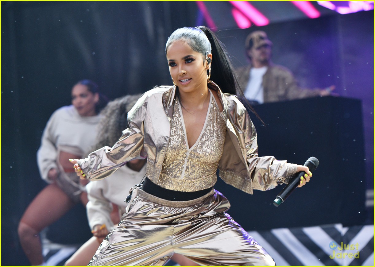 Becky G Doesn't Let the Rain Stop Her Amazing Performance at KTUphoria ...