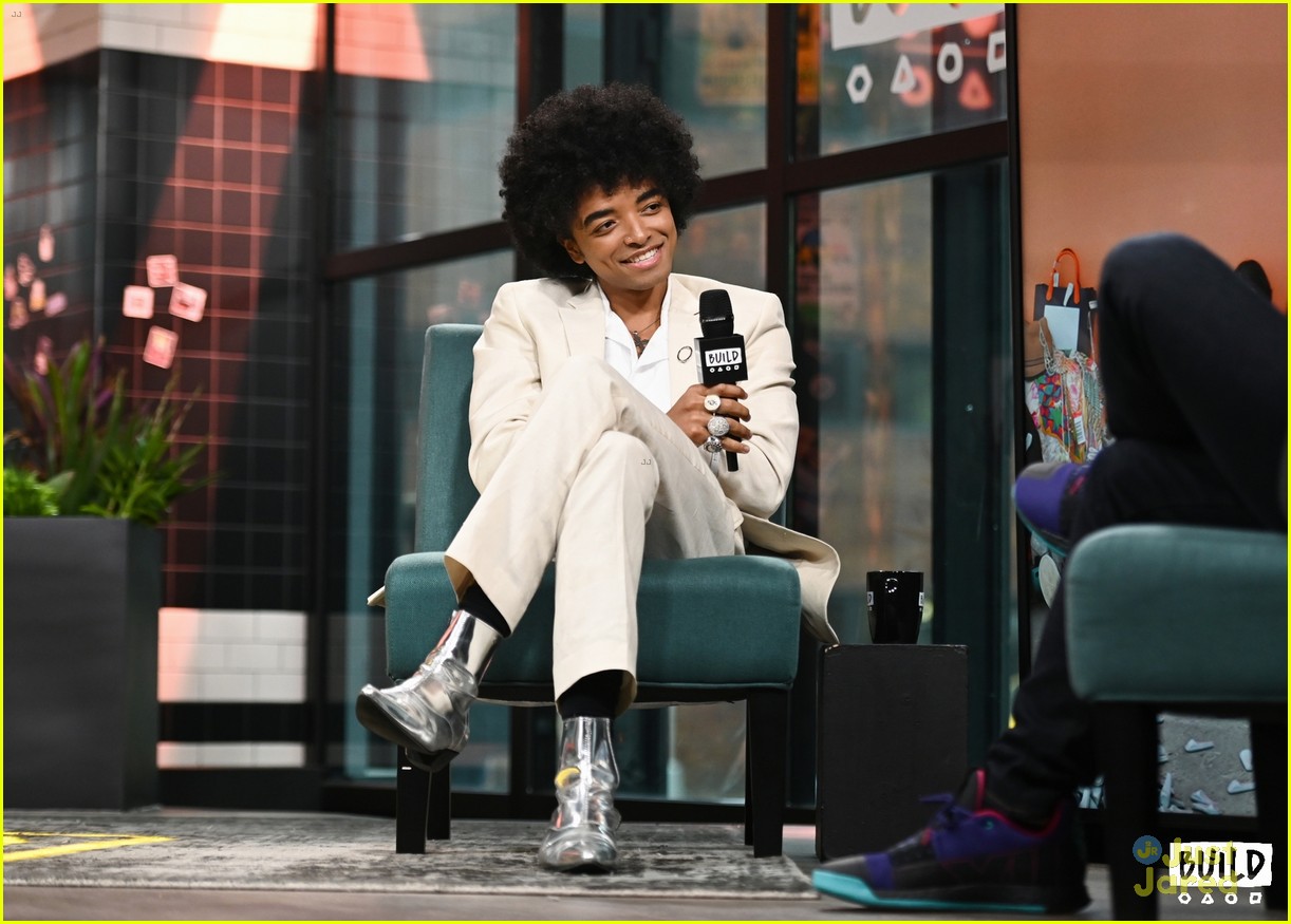 'Trinkets' Stars Odiseas Georgiadis & Brianna Hildebrand Promote The ...